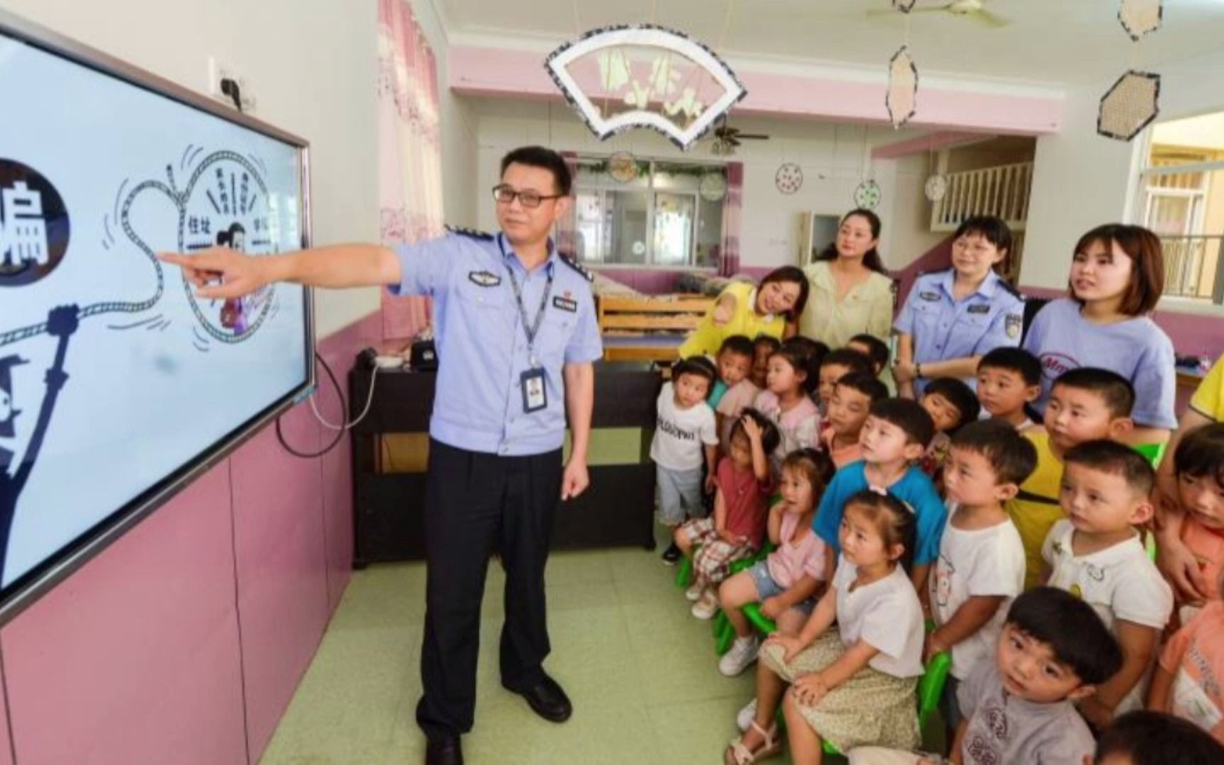 合肥:警察叔叔来幼儿园,教我们防拐骗,安全知识记心间