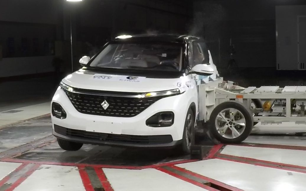 上汽通用五菱新宝骏RM-5时速50公里移动台车侧面碰撞测试