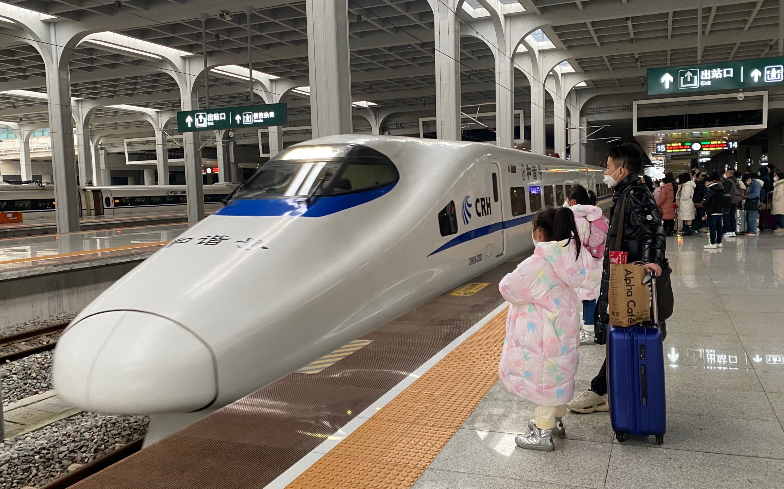 D8573次列车(万州北站-贵阳北站)本务成局贵段CRH2A-2392重庆西站...