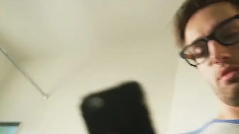 男人上厕所玩手机,不小心来了张自拍,最后还上传出去了!