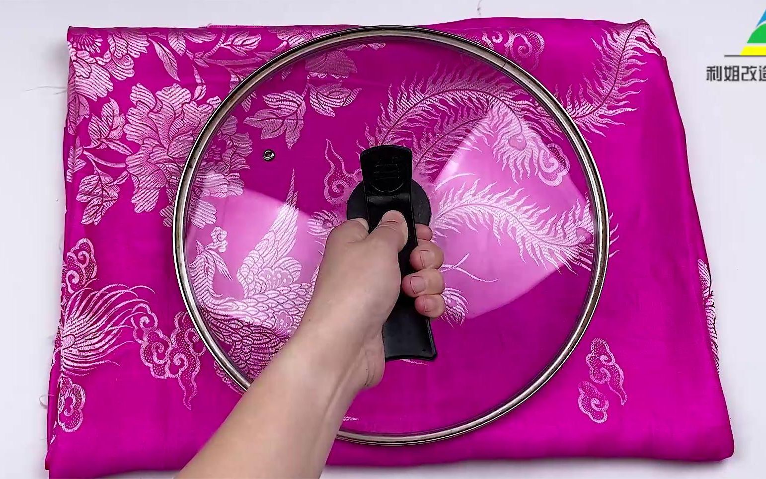 40年的老被面别压箱底了!剪4个圆形缝一缝,成品实用又惊艳