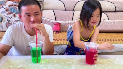 爸爸剪断孩子吸管,被宝宝挠痒痒