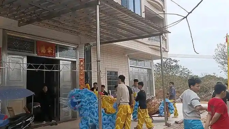 粤西年例,醒狮队入屋给村民们拜年