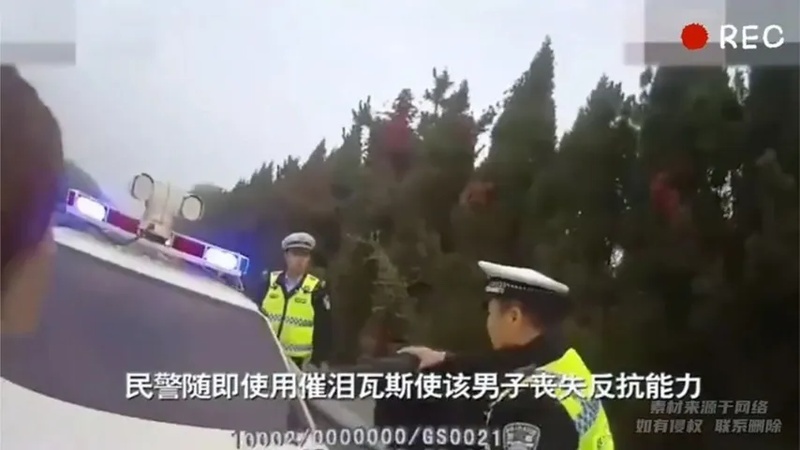 交警高速执法,与车主乘客发生争执!