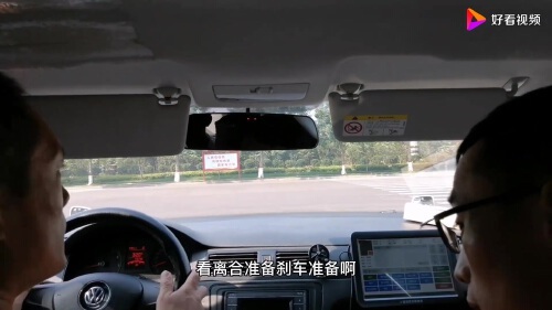 安全员故意刁难?科目三模拟考试,人工评判扣100,教练都很气愤