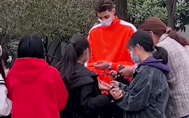 能加上外国小哥哥的微信,小姐姐们真的太幸福啦,好羡慕!