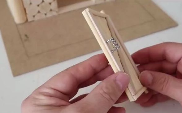 用木棍和纸板制作一个小木屋