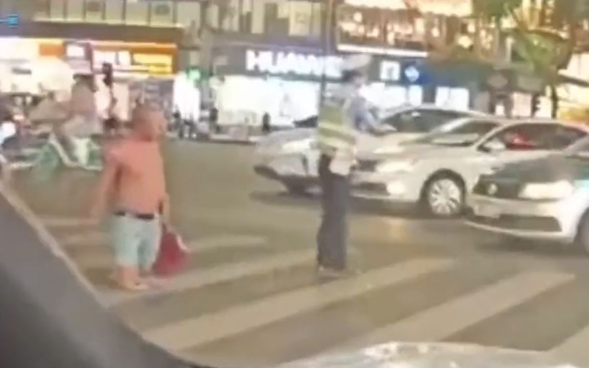 交警指挥交通,默默帮残疾男子过马路,全程零交流却给了他温暖和尊严