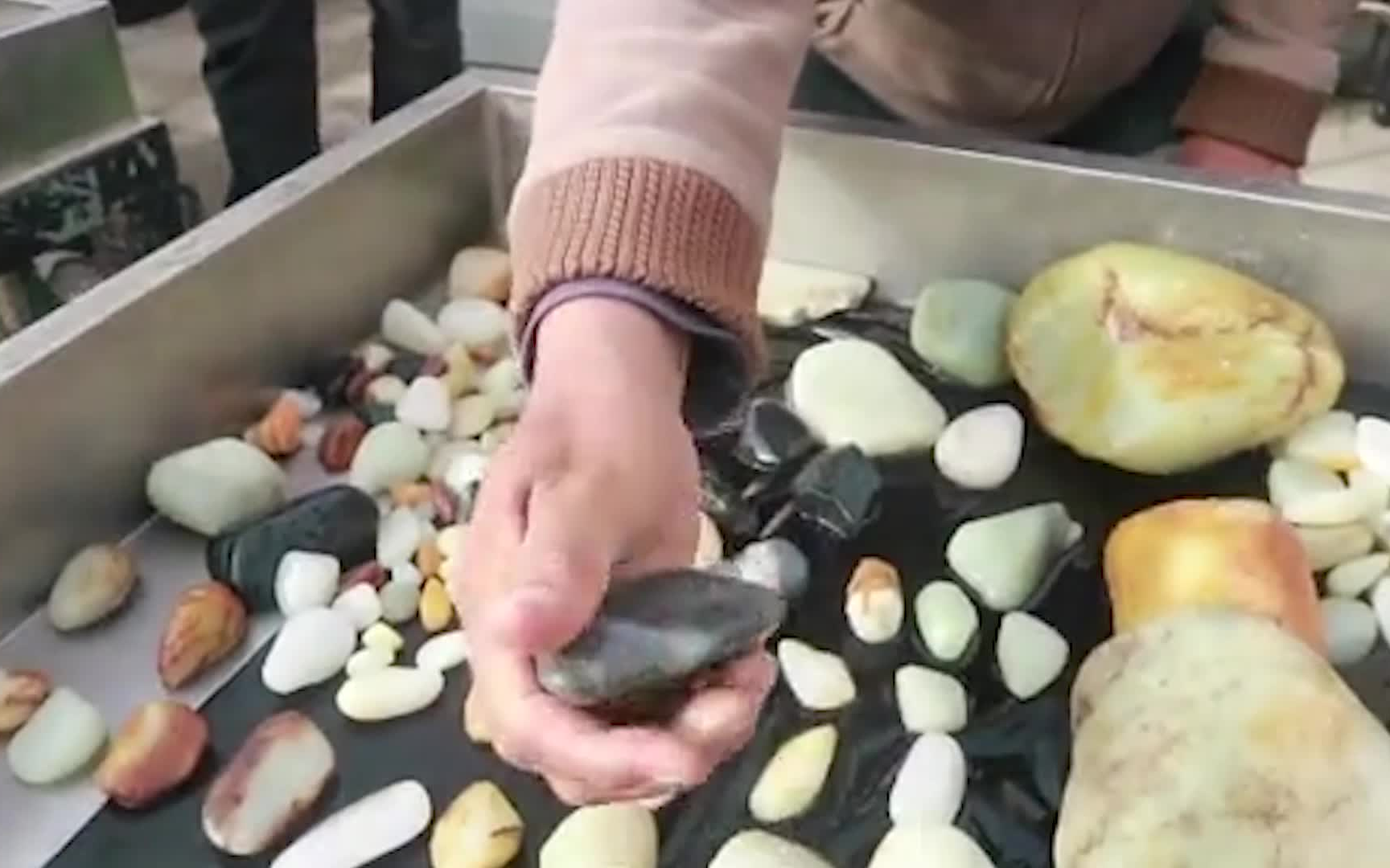 新疆的和田玉到底有多贵?商家的摊位货价值竟千万