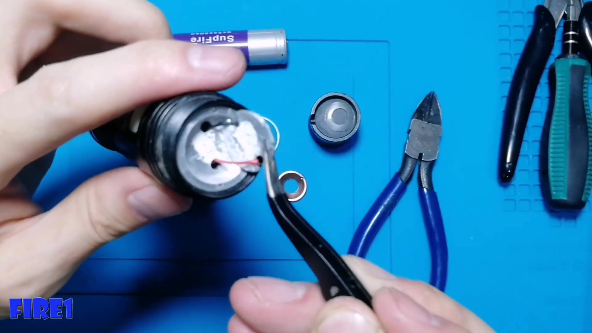 强光手电突然变成弱光,拆开维修下,LED寿命长但不能忽略这个