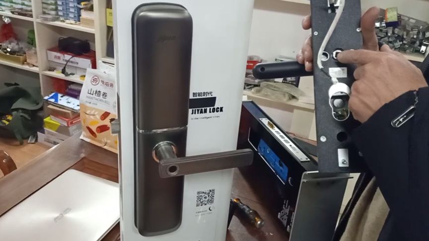 半自动指纹锁外把手无法关门或不输指纹也能开门的原因
