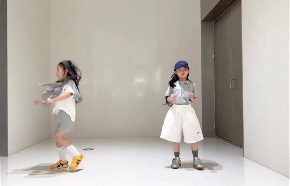 两个小人机,怎么这么可爱