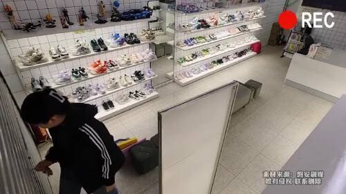 小学生经常组团来鞋店看电视,开门瞬间孩子们如潮水般涌入