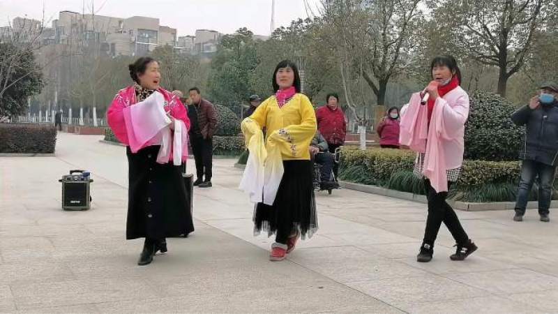 老师示范舞台动作,唱的非常好听
