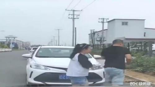 车主喜提新车,车牌挂的也太厉害了,第一次买车能理解