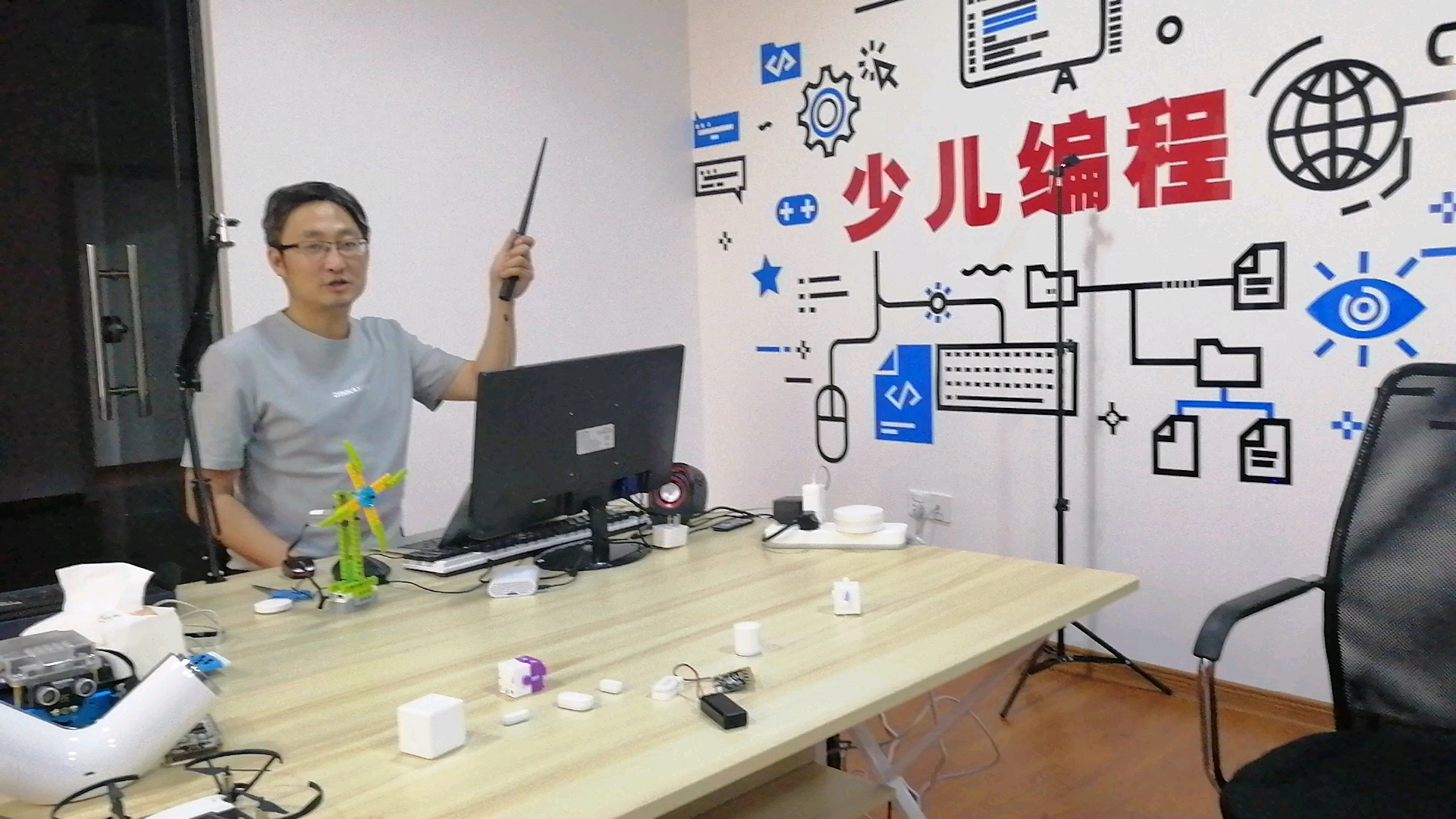 如何接入硬件,吸引孩子兴趣报名编程?