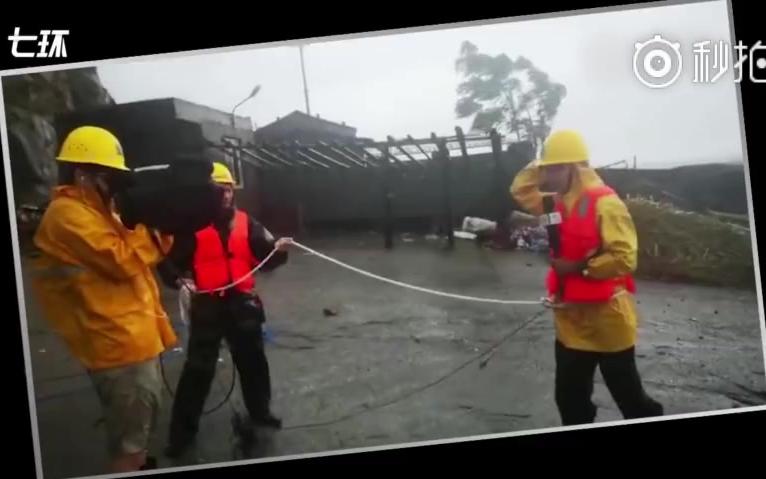 【福建宁德】福建电视台记者直播台风被吹“跑”,其他人绑绳拉