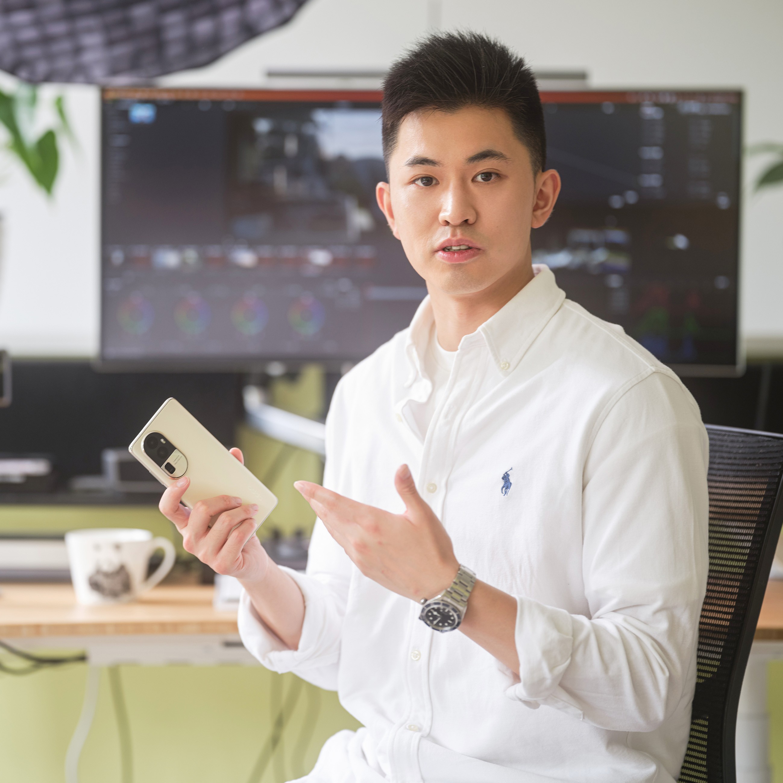 华仔拍照用手机 