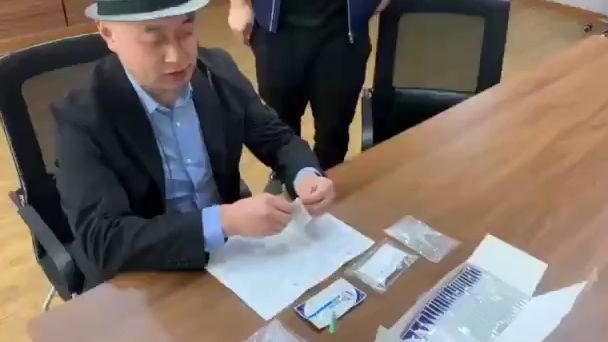 国内男子演示核酸检测流程!原来这么简单