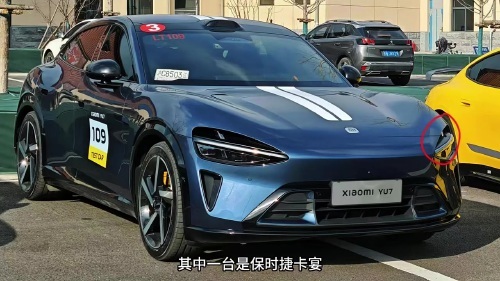 小米YU7无伪装车路测,保时捷卡宴陪练