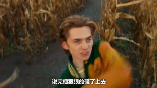 小伙白天揍了稻草人,没想到晚上就被稻草人报仇了。惊悚恐怖电影