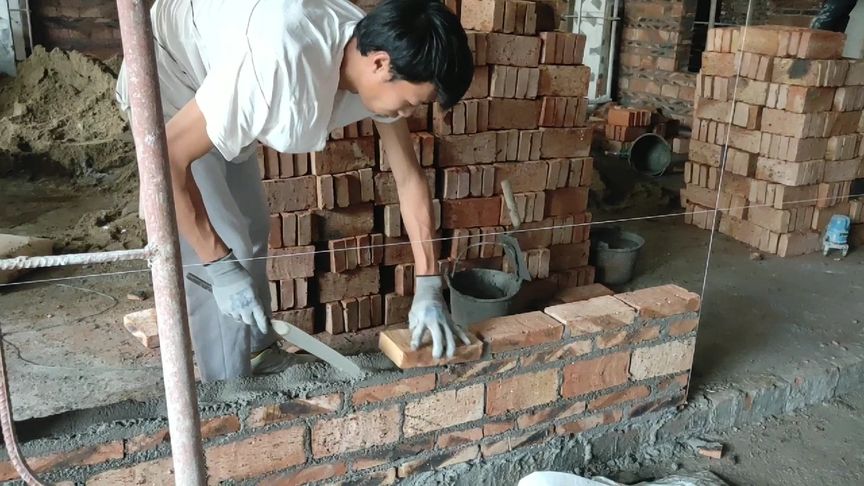 建筑师老公砌墙砖,砌一块4毛,每日轻松砌2000砖,这技术牛逼