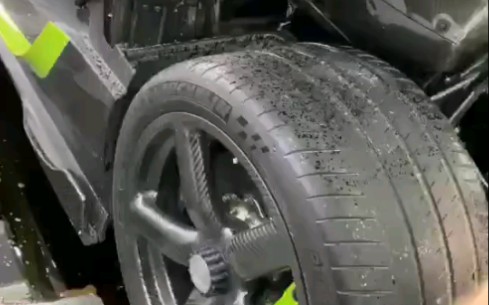 主播试车踩爆5000万豪车,280万人面前冷车硬轰油门柯尼塞格直接湿一...