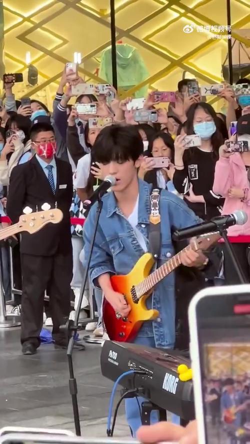 .泽禹路演弹电吉他好帅# TF家族三代