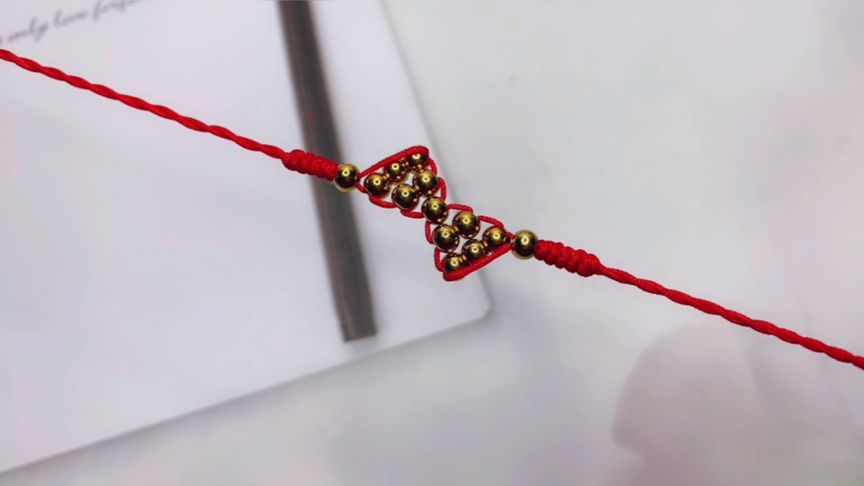 几颗珠子编出超级简单的串珠版在逃公主蝴蝶结,做手链锁骨链超