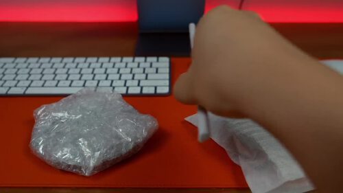 精贵的耳机怎么能随便扔在桌子上呢?是不是?