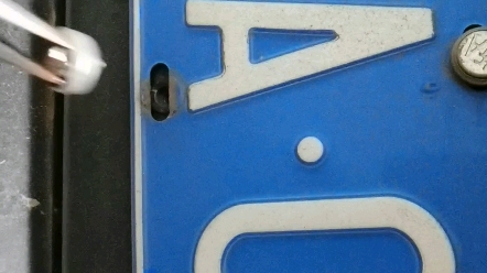 实拍:拆车牌螺丝