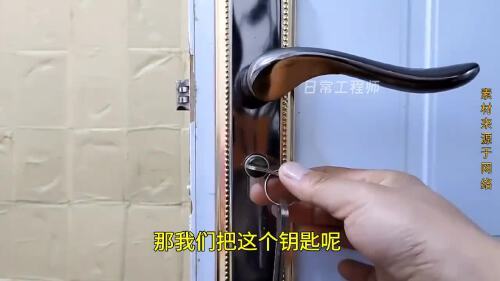 门锁卡住了钥匙拿不出?老师傅教你妙招,用铅笔轻松搞定