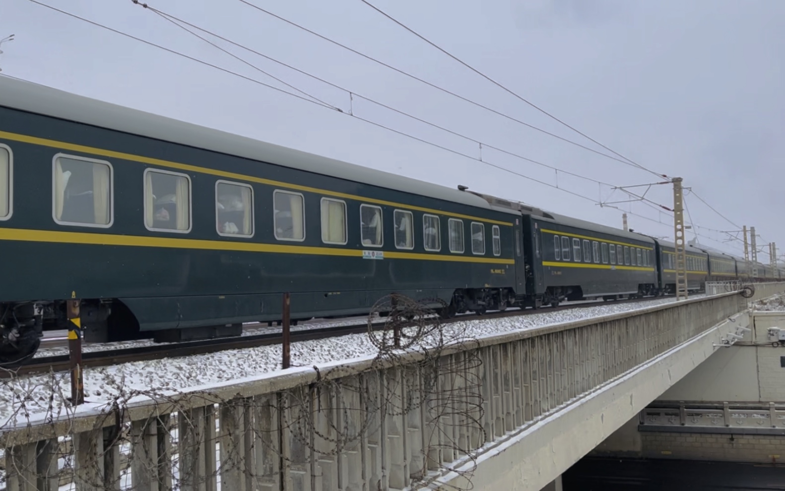 Z149次列车雪天通过邢台站