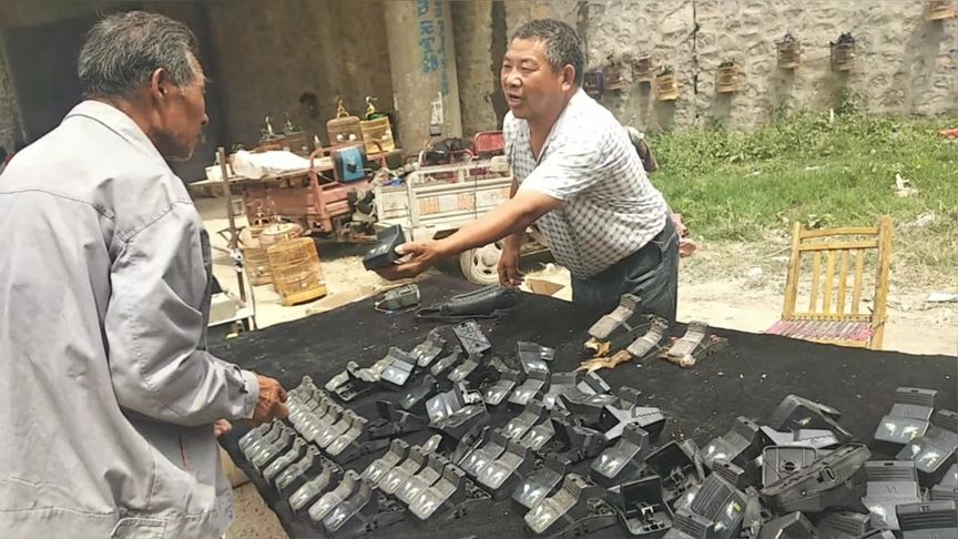 大叔卖捕鼠神器5元一个,一天卖几百个。轻松夹断树枝,真好用