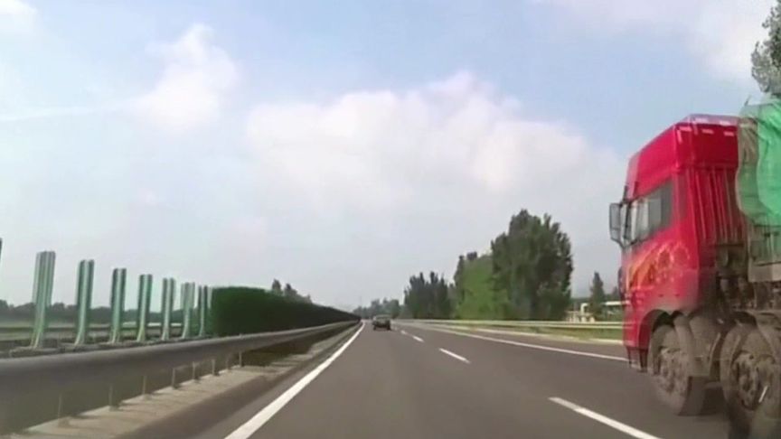 前车高速路失控撞护栏,幸亏我有预感