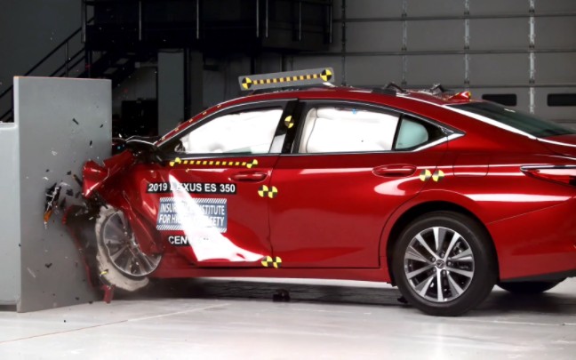 2019款雷克萨斯ES 正面25%碰撞测试 (多视角)