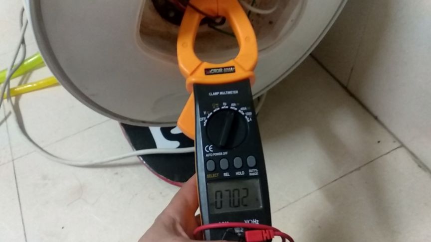 美的热水器的测试使用钳形表卡电流