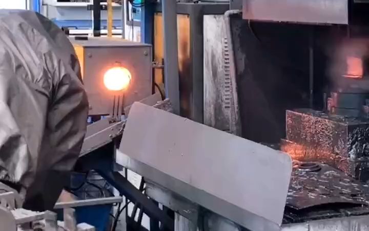 2法兰自动化生产线与自动喷石墨是个好搭档