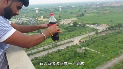 雨伞能不能当成降落伞使用?可乐从150米高空落下,看结果就明白