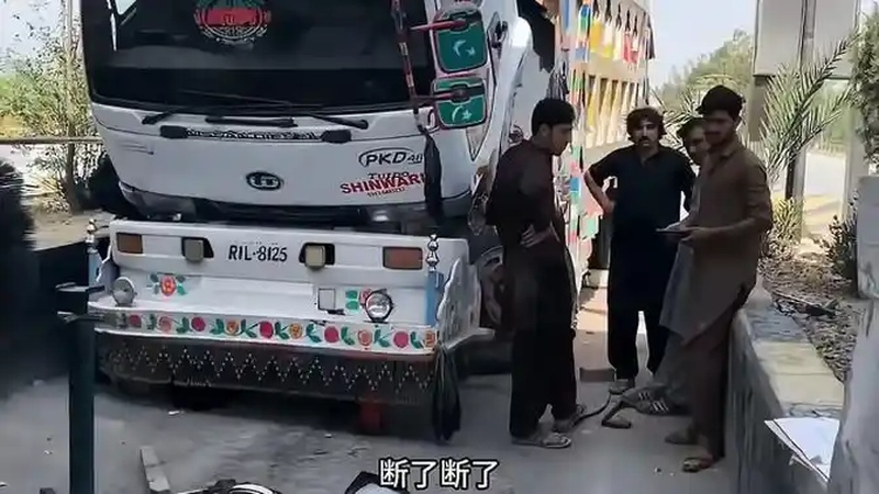 满载卡车前桥断裂,巴基斯坦专业维修队极限维修!