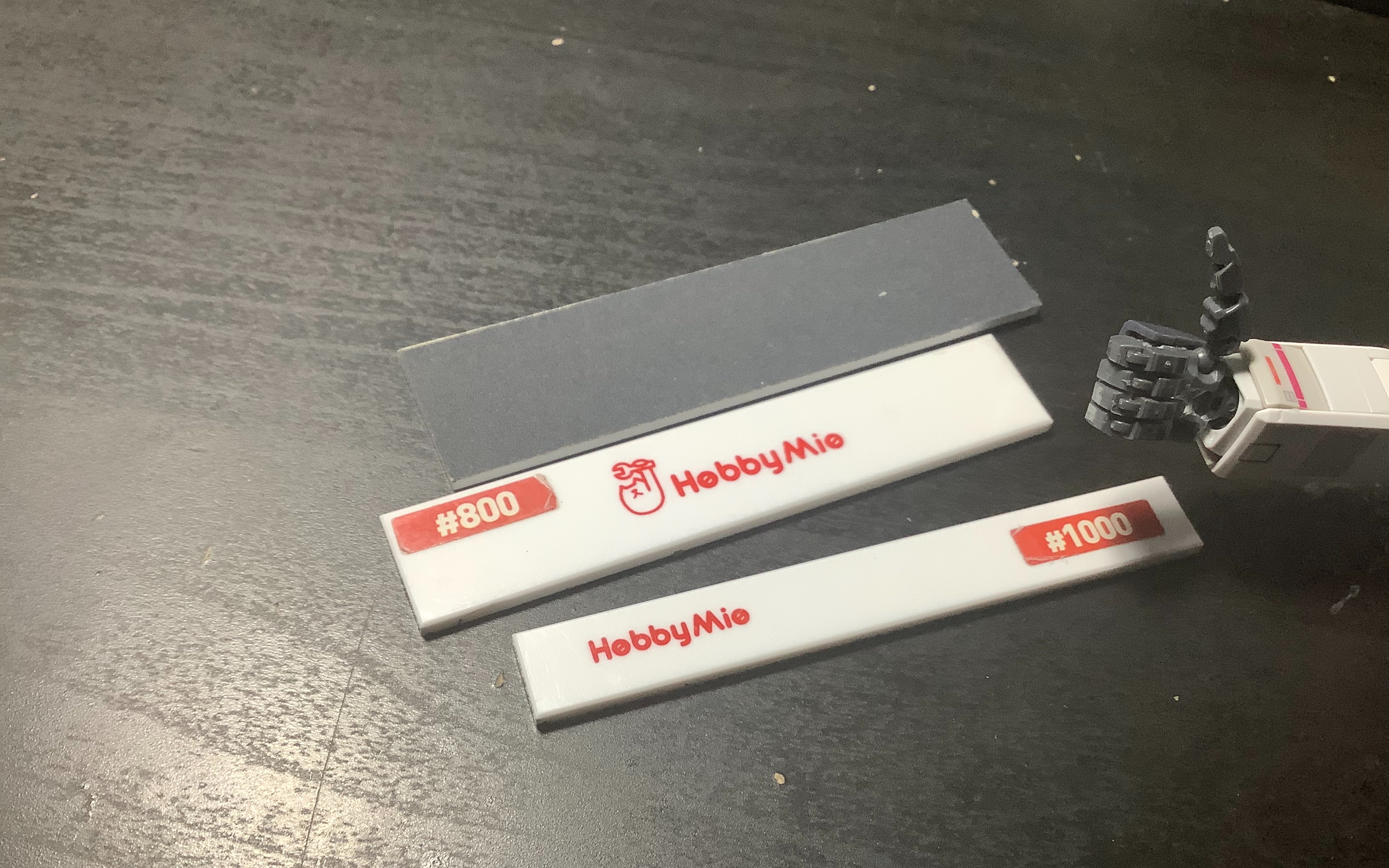 分享一个在换砂纸时不在打磨板上留下双面胶的小技巧