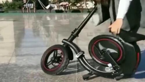 可折叠的电动车,外出携带很方便,后备箱都能放得下!