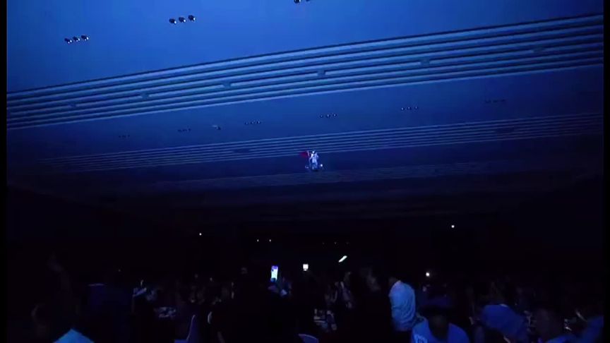 当遥控投放翻页笔的瞬间,整个会场点亮了