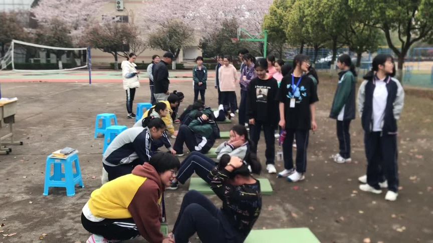 女生仰卧起坐测试