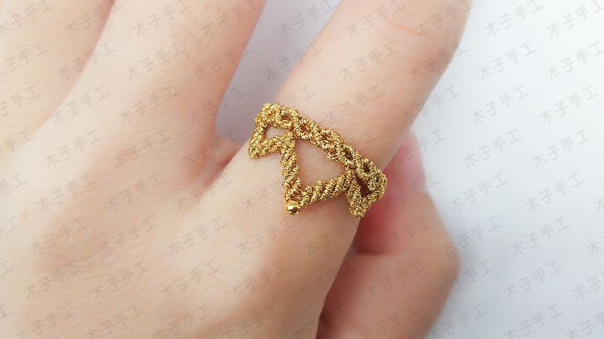 妹子用绳子编织一个闪亮的皇冠戒指,用来装饰手指真赞