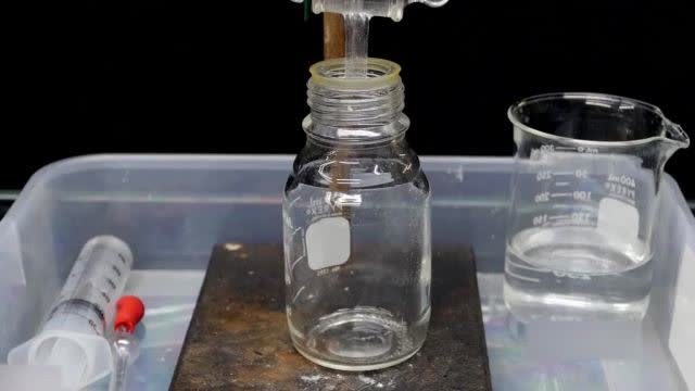 做个实验,看看酸性化学溶液有多厉害,请勿模仿哦