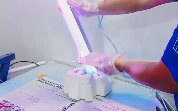 ...用Led-UV紫光灯固化大流量亚克力热压印无影胶,时间可缩短一半,测...