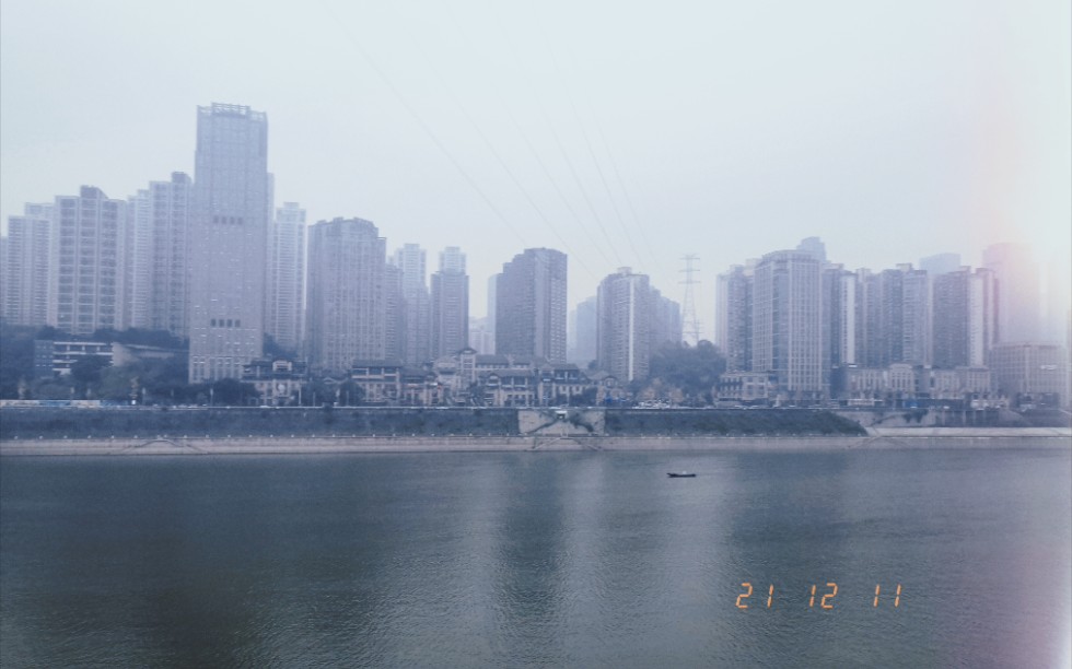 ...爱你孤身走暗巷,爱你不跪的模样 爱你对峙过绝望,爱你破烂的衣裳,爱...