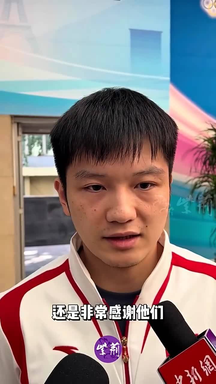 樊振东香港接受采访略显拘谨!一出来说话就突出一个少年老成!