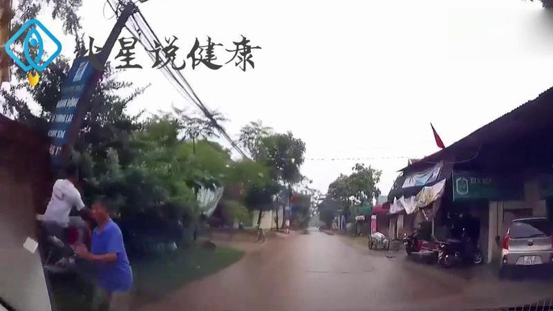 面对突然冲出的电动车,司机一把方向盘,没想到更惨的还在后面